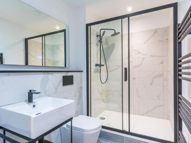 Kingston Road, Wimbledon, London, SW20 1 bed flat to rent £2,600 pcm £600 pw