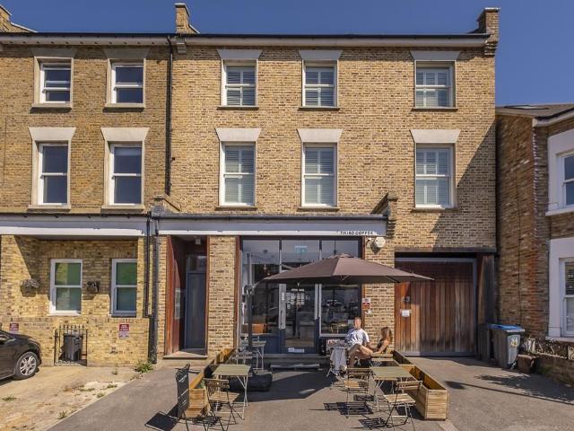 Kingston Road Wimbledon SW19 2 bed apartment to rent £2,350 pcm £542 pw