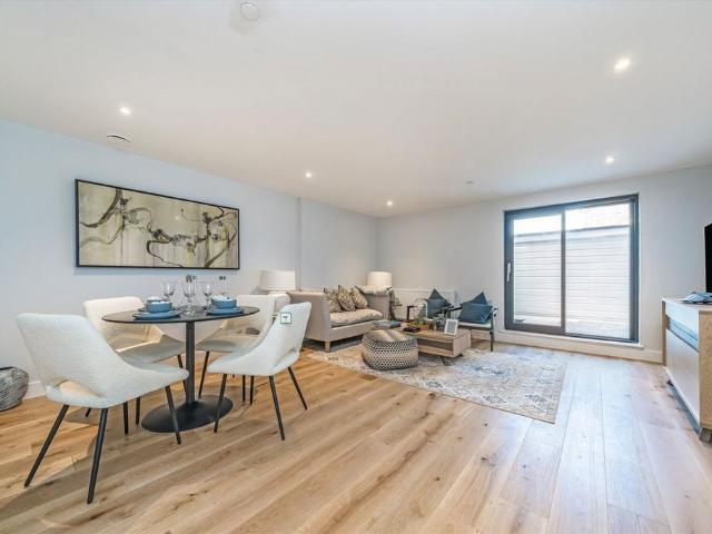 Kingston Road, Wimbledon SW20 2 bed flat to rent £2,500 pcm £577 pw