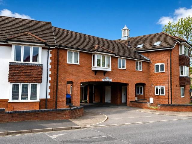 Kingsway, Woking, Surrey, GU21 2 bed apartment to rent £1,850 pcm £427 pw