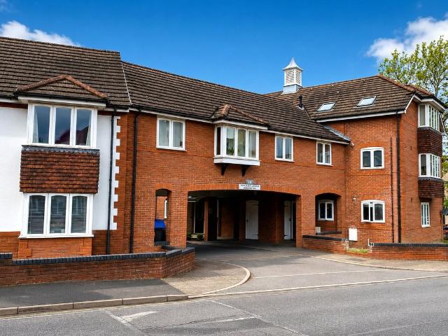 Kingsway, Woking, Surrey GU21, 2 bed flat to rent, £1,850 pcm | PrimeLocation