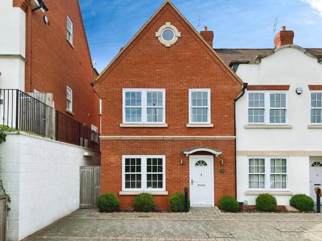 Kingsway, Chalfont St Peter SL9 4 bed terraced house to rent £3,500 pcm £808 pw