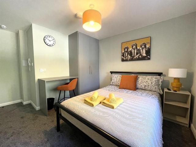 Kingsway, Hayes UB3, Room to rent, £800 pcm | PrimeLocation