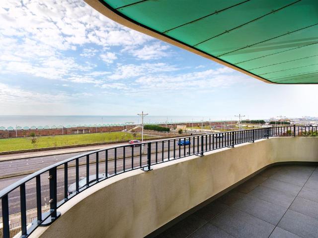 Kingsway, Hove BN3, 2 bed flat to rent, £3,000 pcm | PrimeLocation