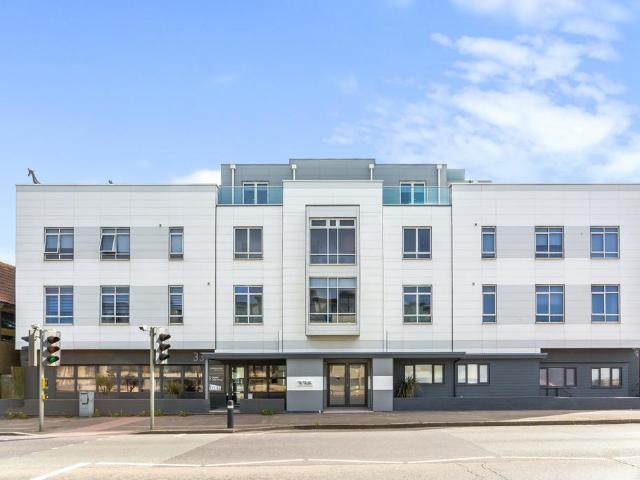 Kingsway, Hove BN3 2 bed flat to rent £2,450 pcm £565 pw