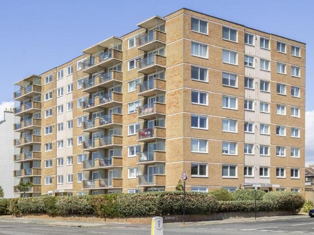 Kingsway, Hove BN3 3 bed flat to rent £2,500 pcm £577 pw