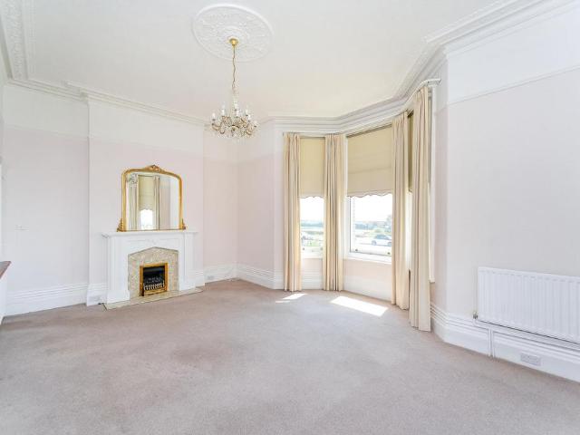 Kingsway, Hove, East Sussex, BN3 2 bed flat to rent £1,885 pcm £435 pw