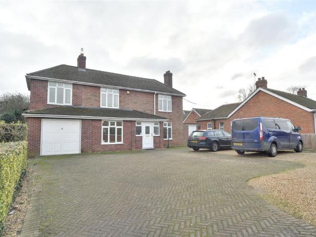 Kingsway, Mildenhall, Bury St. 5 bed detached house to rent £2,600 pcm £600 pw