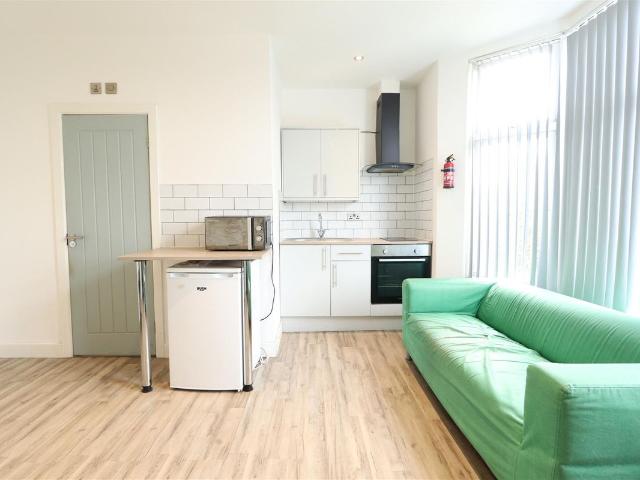 Kingsway, Stoke, Coventry CV2, Room to rent, £900 pcm | PrimeLocation