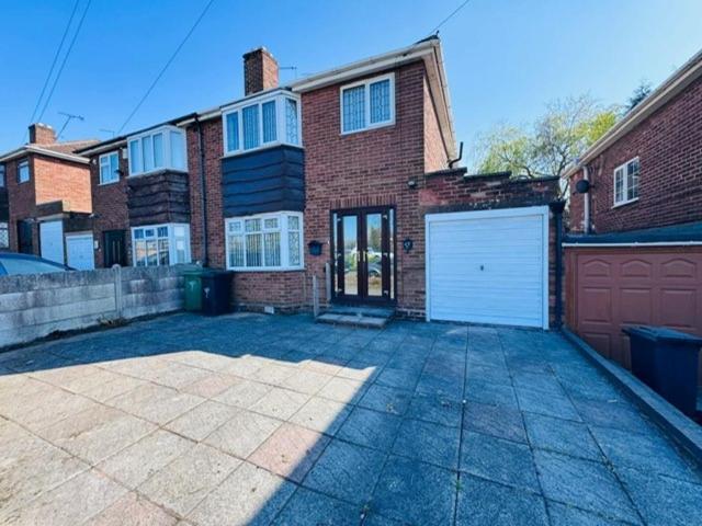 Kingswinford Road, Dudley, DY1 2ES 3 bed semi detached house to rent £1,195 pcm £276 pw