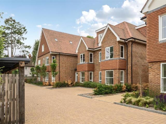 Kingswood 3 bed penthouse to rent £5,500 pcm £1,269 pw