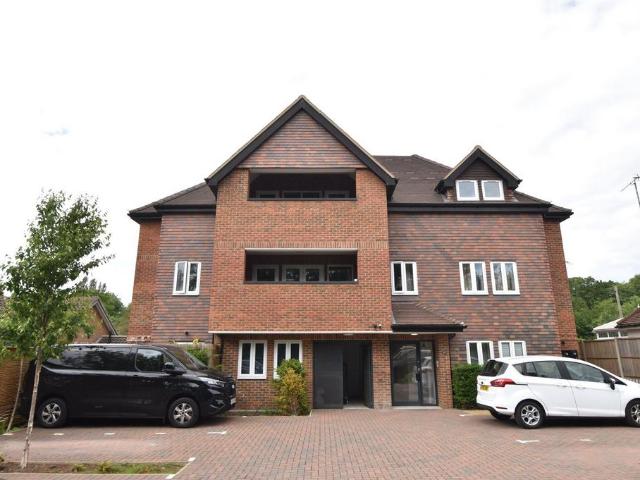 Kingswood Lane, Warlingham, CR6 3 bed apartment to rent £2,000 pcm £462 pw