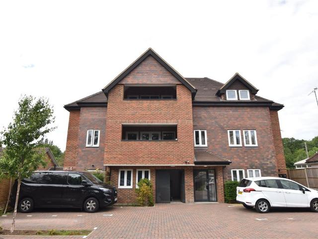 Kingswood Lane, Warlingham CR6, 3 bed flat to rent, £2,000 pcm | PrimeLocation