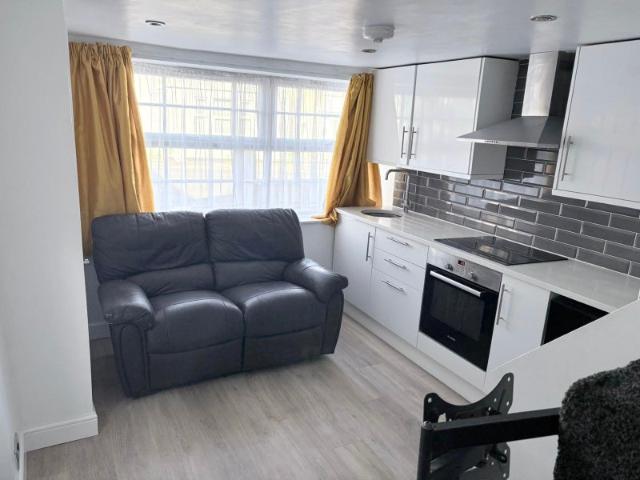 Kingswood, Studio Flat, Furnished, inc All Bills