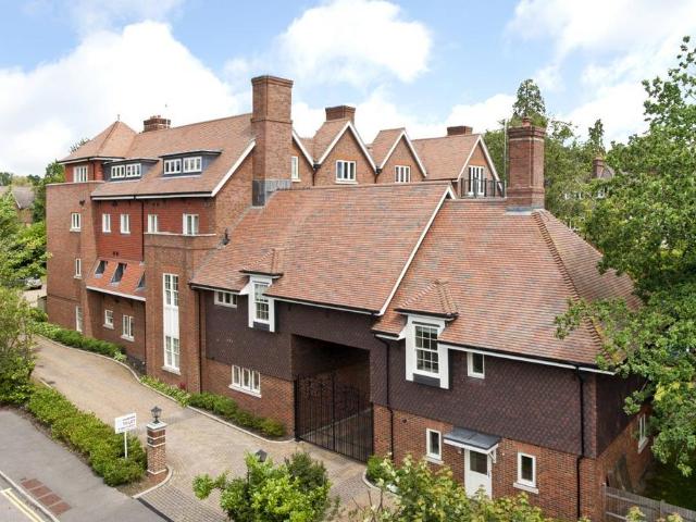 Kingswood Road, Tunbridge Wells. 2 bed flat to rent £1,850 pcm £427 pw
