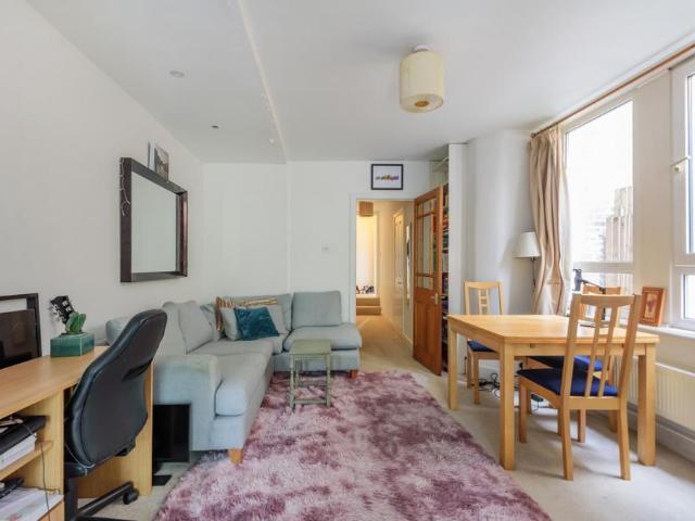 Kingswood Road, London, SW2 2 bed flat to rent £2,400 pcm £554 pw