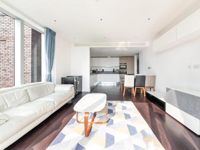 Kingwood House, Chaucer Gardens. 3 bed flat to rent £6,900 pcm £1,592 pw