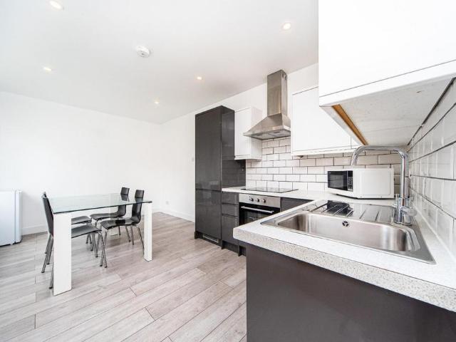 Kinloss Court, North Circular Road. 4 bed flat to rent £2,600 pcm £600 pw