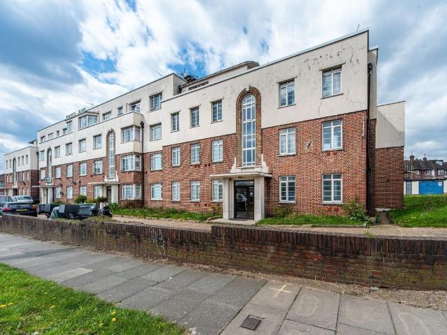 Kinloss Court, North Circular Road, London N3, 3 bed flat to rent, £2,100 pcm | PrimeLocation