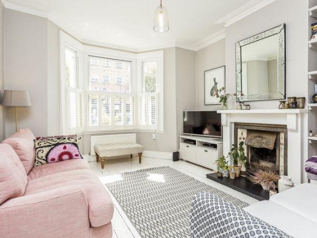 Kinnear Road W12 2 bed ground floor flat to rent £2,596 pcm £599 pw