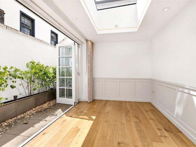 Kinnerton Street, Belgravia, London. 2 bed terraced house to rent £5,633 pcm £1,300 pw