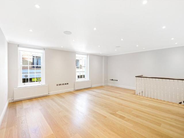 Kinnerton Street, Knightsbridge, London 3 bed terraced house to rent £11,000 pcm £2,538 pw