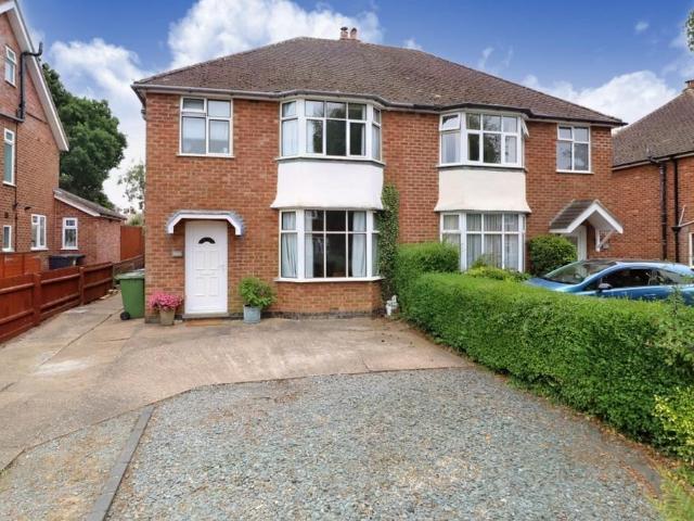 Kinross Road, Leamington Spa 3 bed semi detached house to rent £1,550 pcm £358 pw