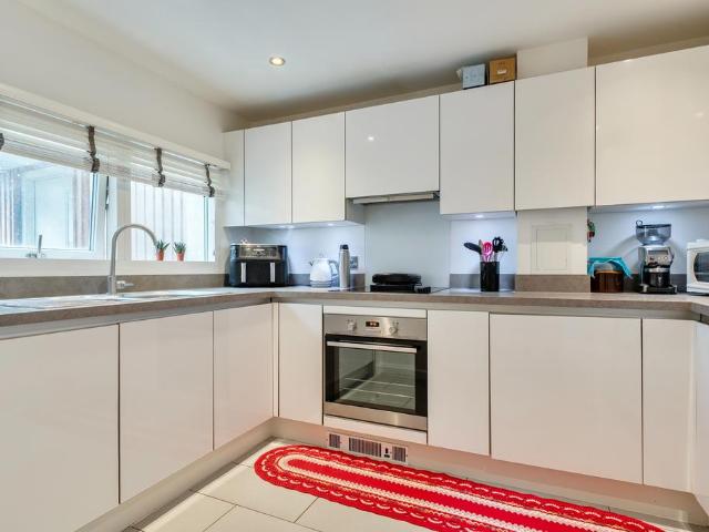 Kidwells Close, Parklands. 2 bed flat to rent £1,550 pcm £358 pw