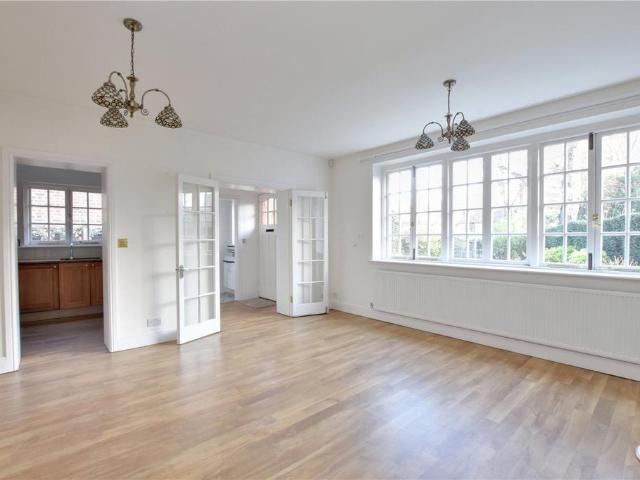 Kidbrooke Grove, Blackheath, London, SE3 2 bed semi detached house to rent £2,600 pcm £600 pw