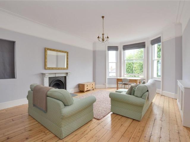 Kidbrooke Grove, Blackheath, London, SE3 3 bed apartment to rent £2,400 pcm £554 pw