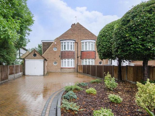 Kidbrooke Park Road, Blackheath. 3 bed semi detached house to rent £3,800 pcm £877 pw