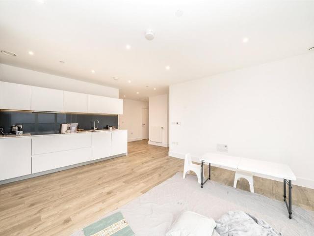 Kidbrooke Park Road, Kidbrooke. 2 bed apartment to rent £2,400 pcm £554 pw
