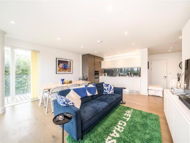 Kidbrooke Park Road, London, SE3 2 bed apartment to rent £2,400 pcm £554 pw