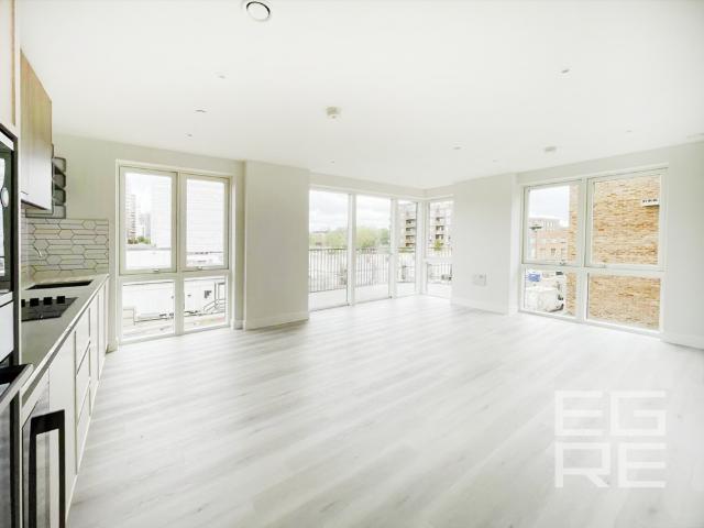 Kidbrooke Village, London SE3 3 bed apartment to rent £2,900 pcm £669 pw