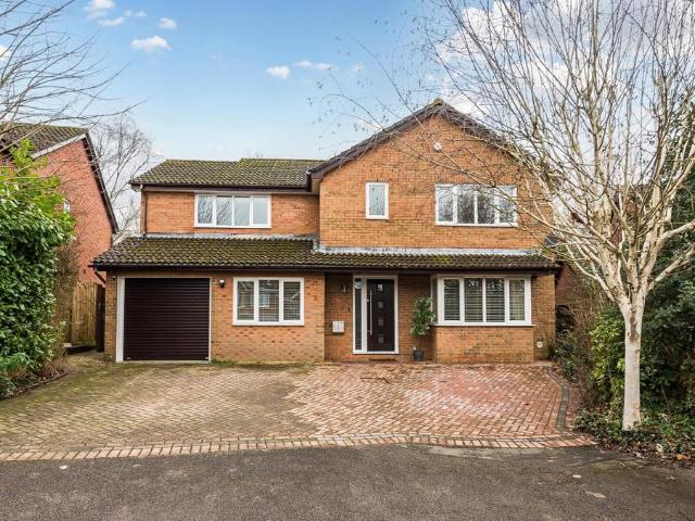 Kielder Close, Valley Park, Chandlers. 4 bed detached house to rent £2,900 pcm £669 pw