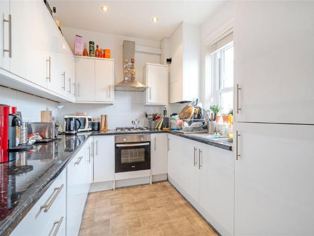 Kilburn High Road, Brondesbury. 3 bed flat to rent £3,150 pcm £727 pw