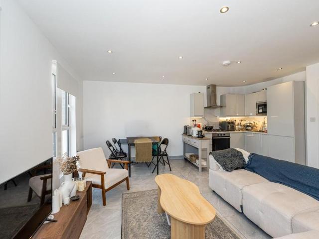 Kilburn High road, Kilburn, NW6 1 bed flat to rent £1,750 pcm £404 pw