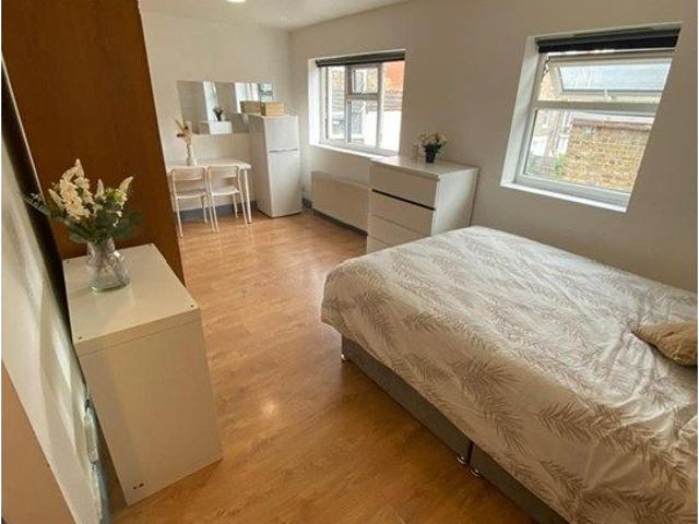 Kilburn High Road, London NW6, Studio to rent, £1,500 pcm | PrimeLocation