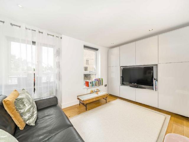 Kilburn Lane, London W10 2 bed flat to rent £2,400 pcm £554 pw
