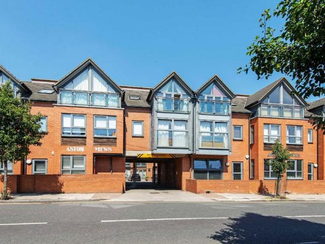 Kilburn Lane, London W10 2 bed flat to rent £2,600 pcm £600 pw