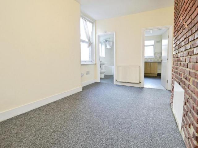 Kildare Road, London 3 bed flat to rent £2,200 pcm £508 pw