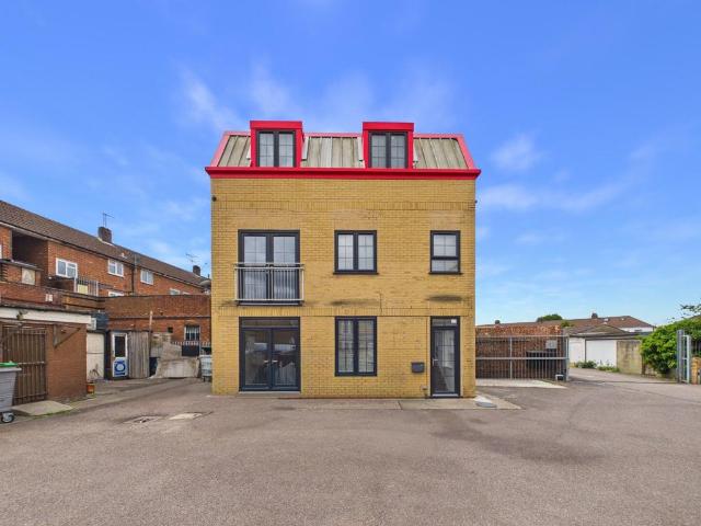 Killarney Court, Lodge Crescent. Studio to rent £1,150 pcm £265 pw