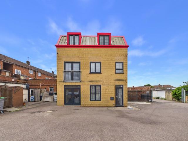 Killarney Court, Lodge Crescent, Waltham Cross, Hertfordshire EN8, Studio to rent, £1,300 pcm | PrimeLocation