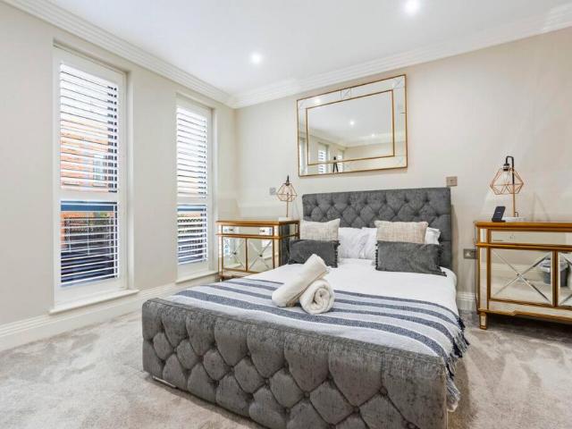 Killick Way, London E1 3 bed flat to rent £2,850 pcm £658 pw