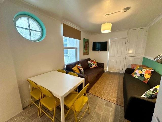 Killigrew Street Room 6