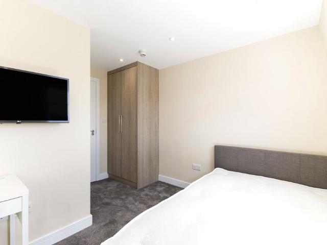 Kilmaine Road, London, SW6 Studio to rent £1,650 pcm £381 pw