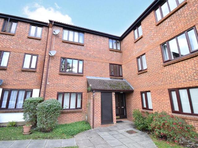 Kilmington Close, Bracknell. 1 bed flat to rent £1,050 pcm £242 pw
