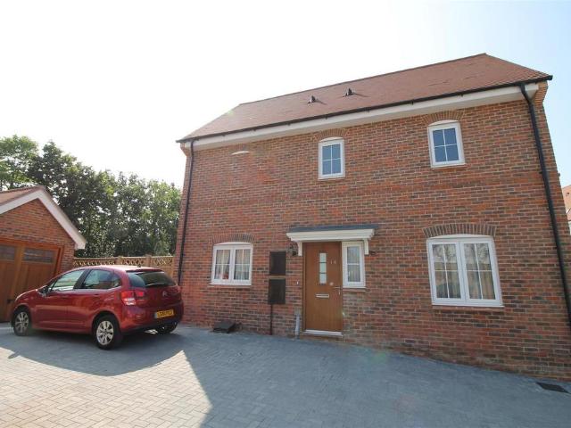 Kilnwood Close, Horsham RH12 3 bed semi detached house to rent £1,900 pcm £438 pw