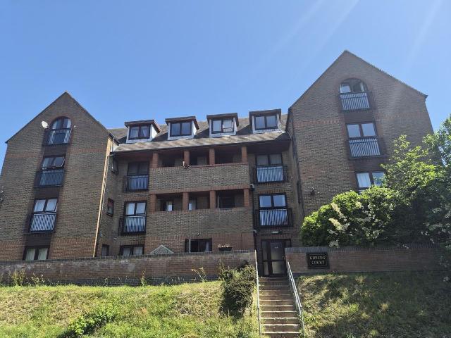 Kipling Court, Holliers Hill, Bexhill TN40, 2 bed flat to rent, £1,225 pcm | PrimeLocation