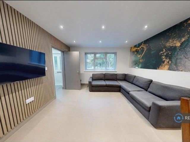 Kirby Corner Road, Coventry, CV4 6 bed semi detached house to rent £4,200 pcm £969 pw